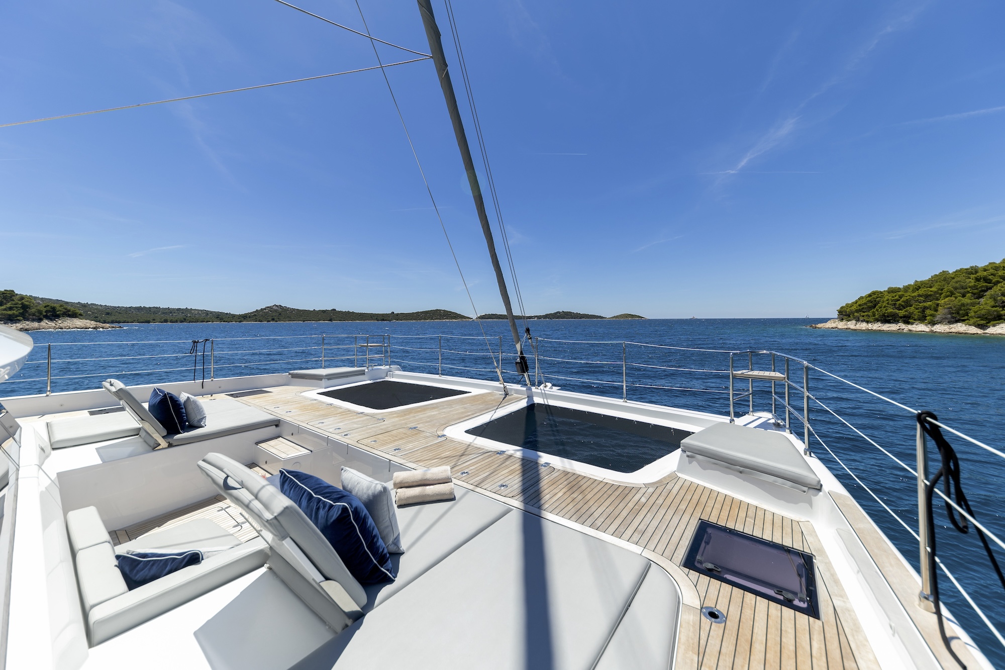 MR SI Yacht Charter Details, Sunreef | CHARTERWORLD Luxury Superyachts